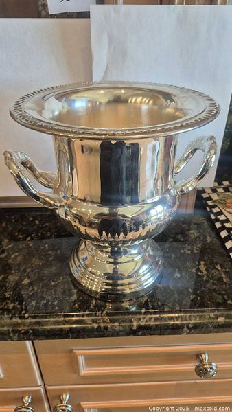 Elegance silver-plated footed urn ice bucket | Maxsold