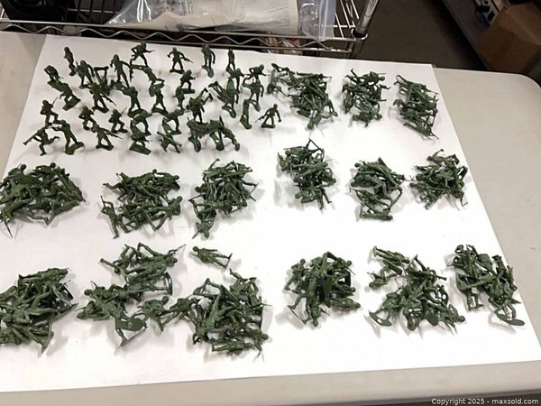 160+ plastic green army men figurines | Maxsold