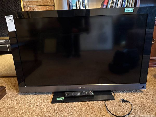 Sony KDL-40EX500 40" LED TV with remote | Maxsold