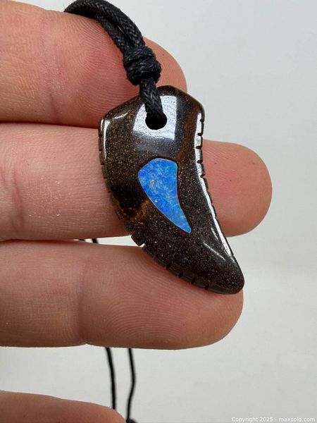 Australian opal tooth pendant necklace | Maxsold