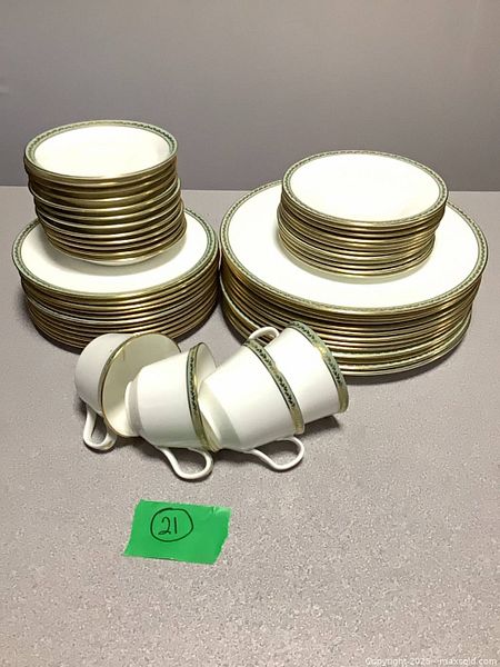 Minton Milford bone china dinnerware 52-piece set | Maxsold