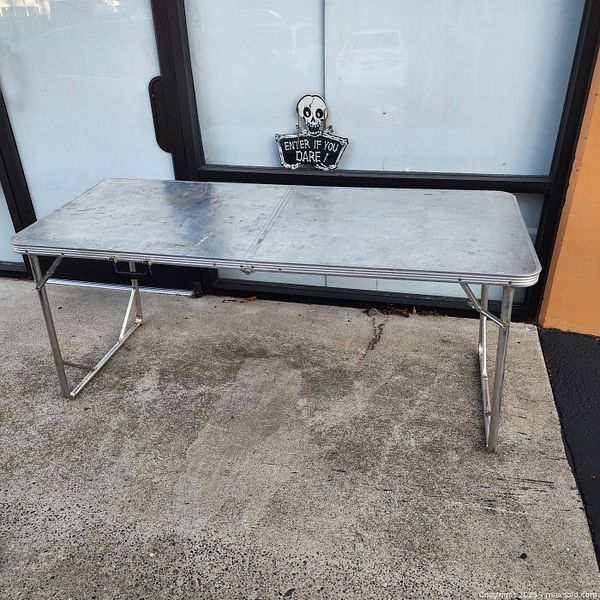 5-Foot Folding Table | Maxsold