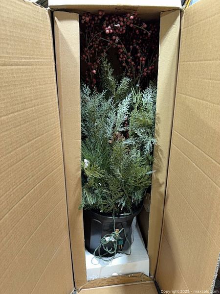 Frontgate Estate 44" holiday urn filler | Maxsold