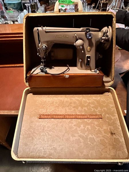 Singer mid-century electric sewing machine | Maxsold