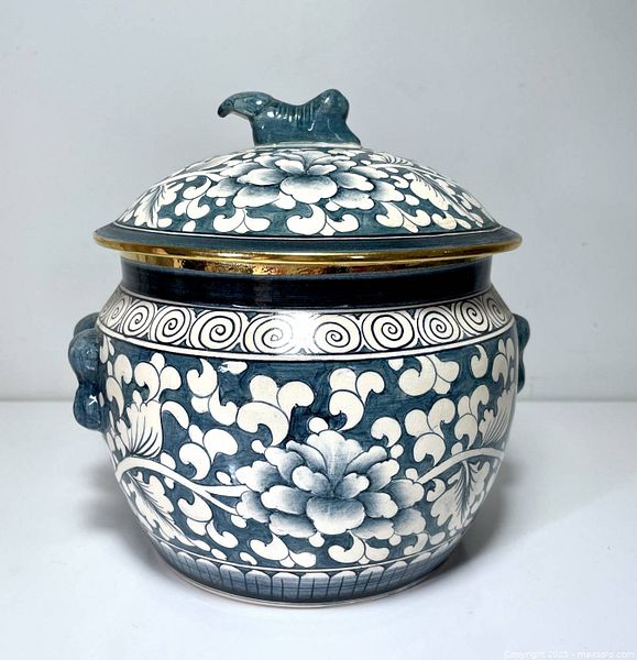 Vintage blue and white Thai lidded jar | Maxsold