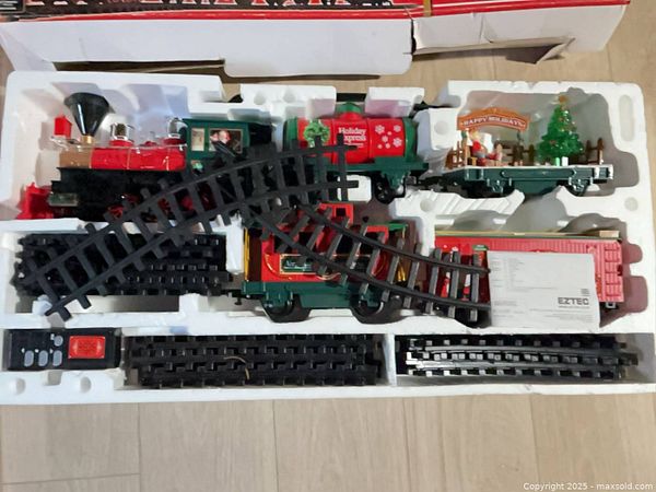 EZ-TEC North Pole Express 33-Piece G-Gauge Battery Train Set | Maxsold