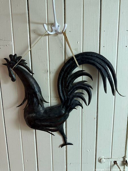 Metal rooster wall hanging | Maxsold