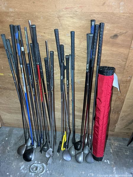 Men’s right-hand golf clubs and carry sleeve | Maxsold