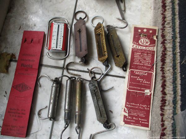 Vintage fishing spring scales and hook accessories | Maxsold