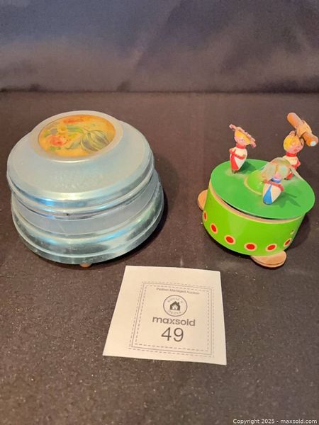 Thorens Blue Powder Puff Music Box & Green Wooden Dancing Trio Music ...