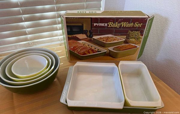 Pyrex green bakeware set and mixing bowls | Maxsold
