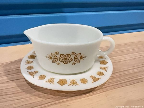 Pyrex Butterfly Gold gravy boat with underplate | Maxsold