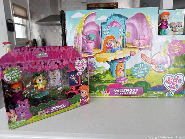 Vida the Vet Tree Clinic Playset & Zigzag Cast Care Pack, new in box ...