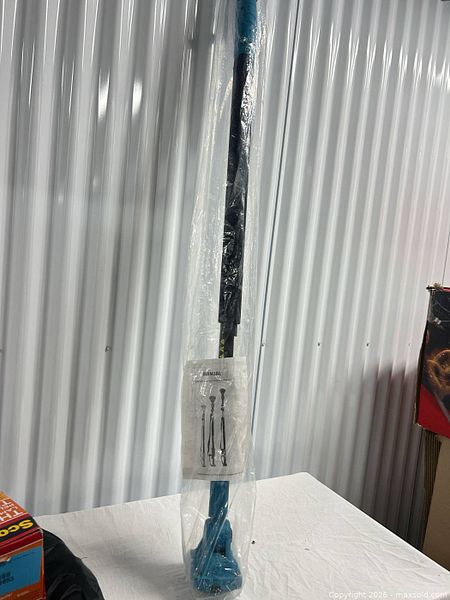 Cordless lithium string trimmer | Maxsold