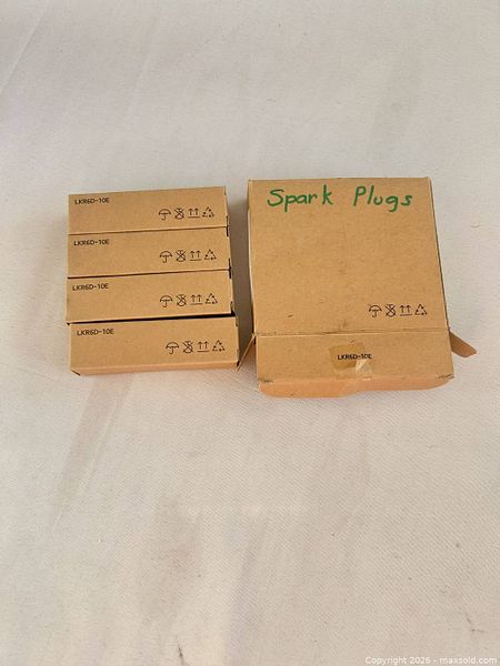 Spark plug set of 4 OEM boxed | Maxsold