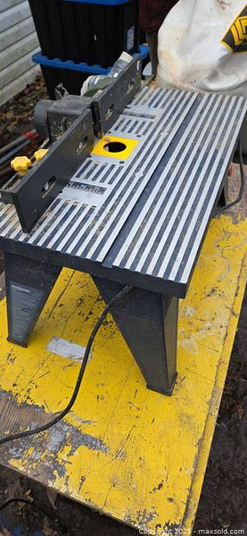 Mastercraft benchtop router table with router | Maxsold