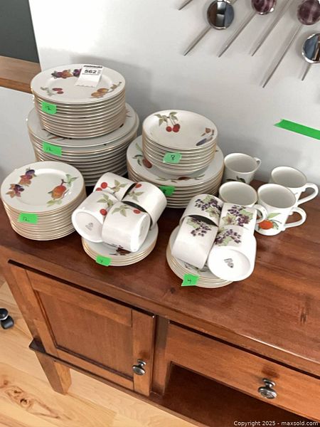 Royal Worcester Evesham dinnerware 72-piece set | Maxsold