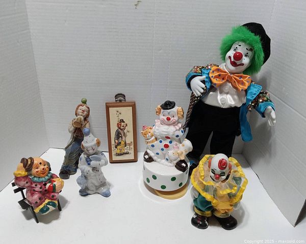 Musical plush clown doll & 5 figurines with wood plaque | Maxsold