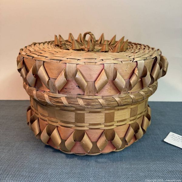 Vintage 1950s-60s Mi'kmaq woven basket with lid | Maxsold