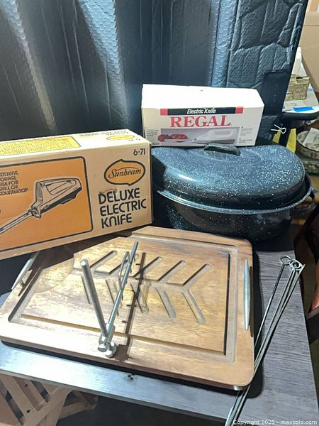 Regal and Sunbeam electric knives, enamel roaster set, wood carving ...