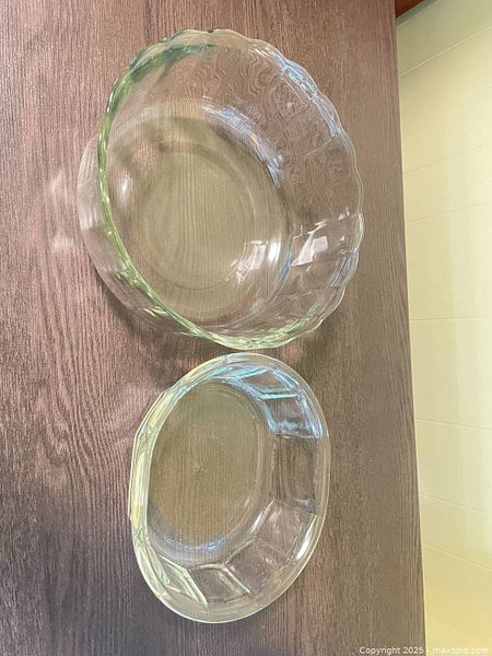 Pyrex 1.7 L glass baking dish & clear scalloped bowl | Maxsold