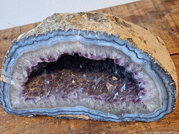 Large amethyst geode half | Maxsold