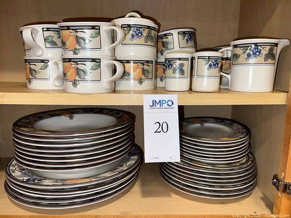 Mikasa Intaglio stoneware dinnerware set, 39 pieces | Maxsold