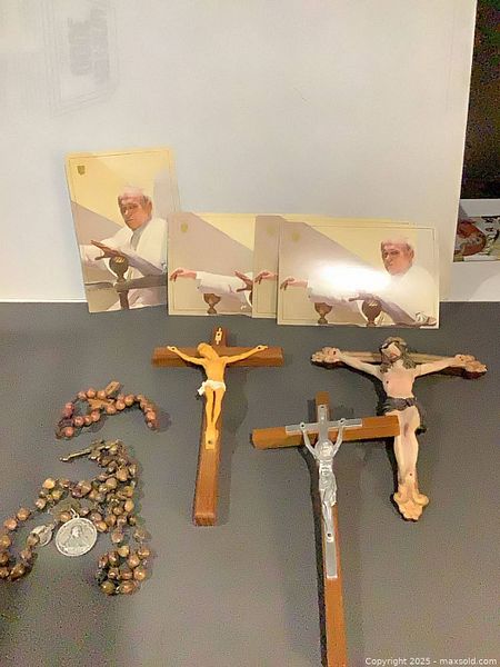 3 crucifixes, 2 rosaries, 4 prayer cards | Maxsold