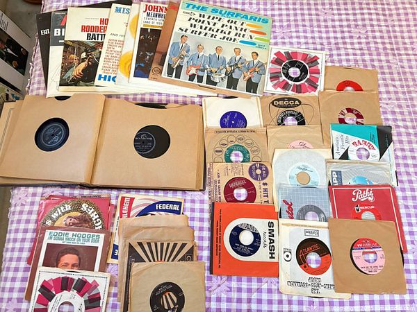 Vinyl albums, 45 rpm singles and 78 rpm records | Maxsold
