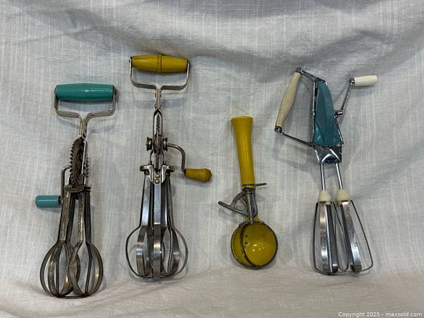 Four vintage hand-crank kitchen tools | Maxsold