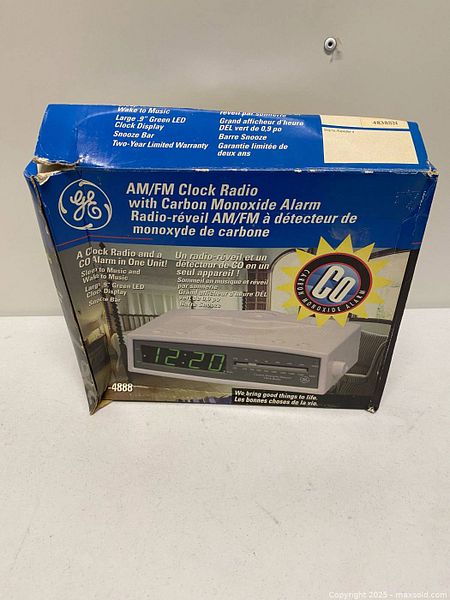 GE AM/FM Clock Radio with Carbon Monoxide Alarm, Model 7-4888 | Maxsold
