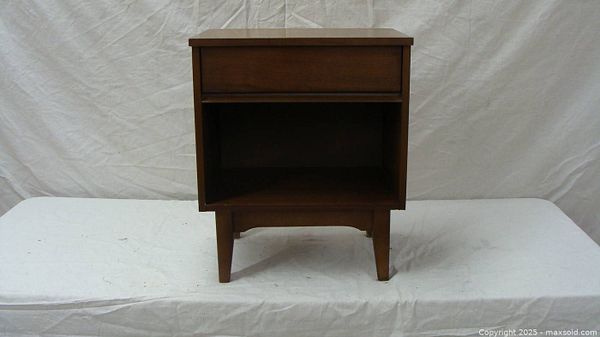 Mid-century modern night table | Maxsold