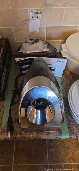 Deni Model 3301 electric meat grinder | Maxsold