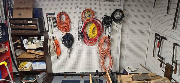 Assorted extension cords, rope & work light | Maxsold