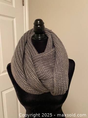 Chunky knit grey infinity scarf | Maxsold