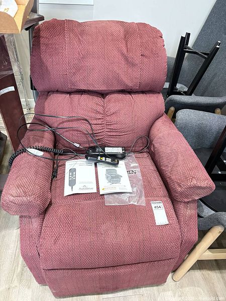 Golden Technologies electric lift recliner chair | Maxsold