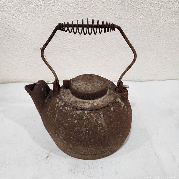 Cast iron teapot & Griswold corn pan | Maxsold