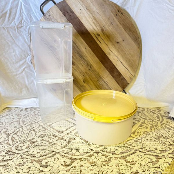 Tupperware cake keeper and Sistema containers | Maxsold