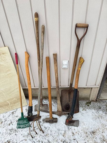 Sledge hammers, pickaxe, axe, shovel and garden tools | Maxsold