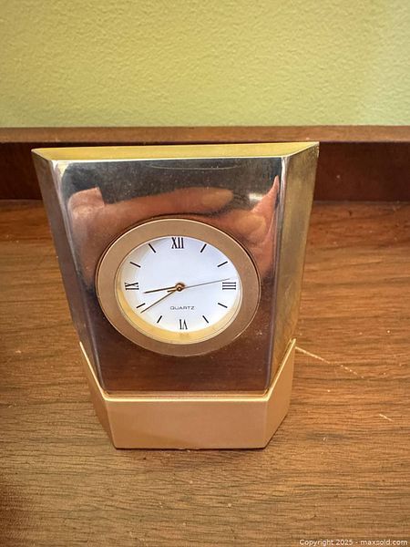 Sculptural brass-tone quartz desk clock | Maxsold