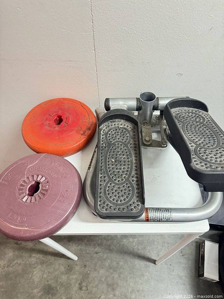 XL Stepper elliptical with three weight plates | Maxsold