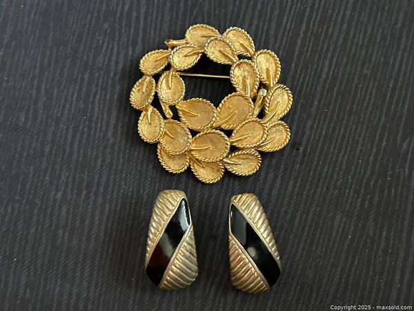 Vintage Trifari gold-tone leaf brooch with black enamel striped post ...