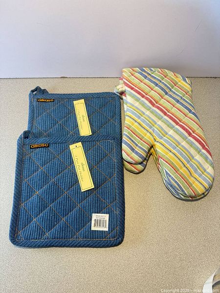 Akaso pot holders and oven mitt sets | Maxsold