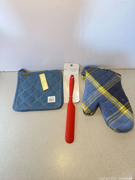 Alkaso Pot Holders, Oven Mitt, Icing Spreader | Maxsold
