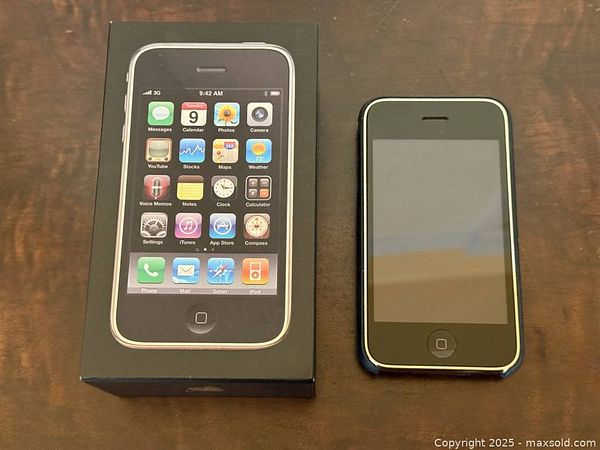 Apple iPhone 3GS smartphone with original box | Maxsold