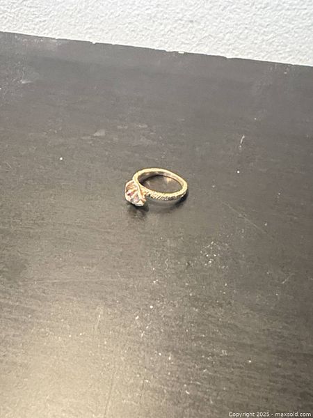 10 kt gold ring with pink gemstone | Maxsold