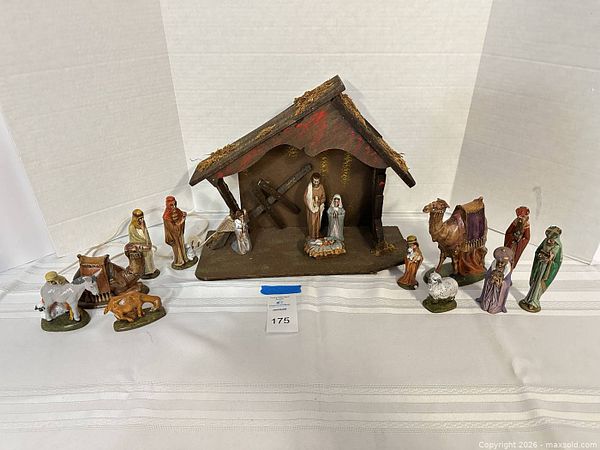 Nativity scene with wooden stable, 14 pieces | Maxsold