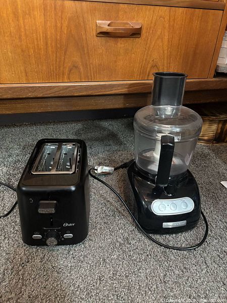 Oster 2-slice toaster and KitchenAid food processor | Maxsold