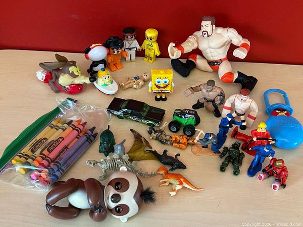 Mixed small toys, figures, vehicles, crayons | Maxsold