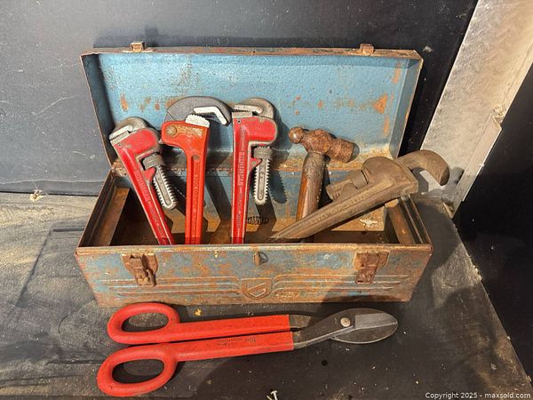 Pipe wrenches, hammer & shears | Maxsold